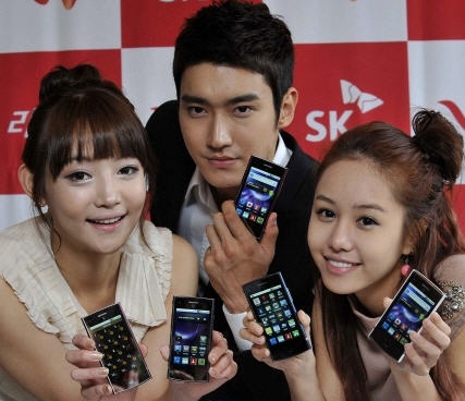 [STV]SK W, 첫 스마트폰 ‘리액션폰(SK-S100)’ 출시