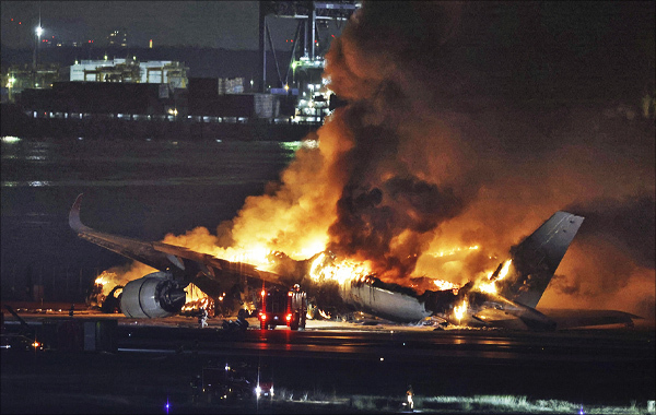 ‘전원탈출’ 日하네다공항 JAL여객기 379명 대피 성공